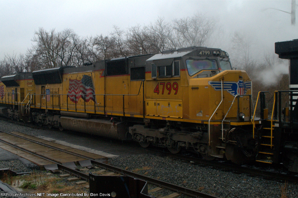 UP SD70M 4799 trails on 39G